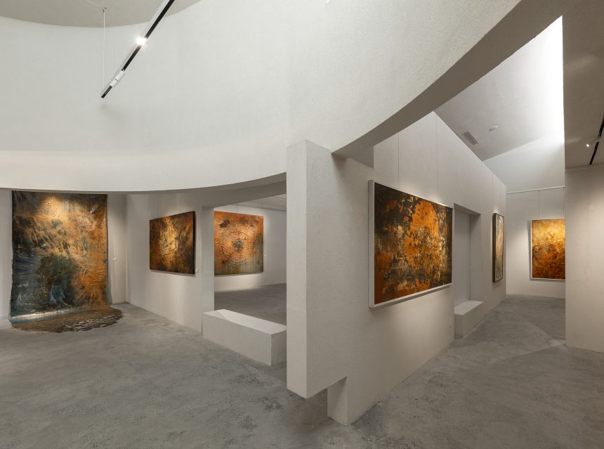 TAA gallery / thiết kế: TAA design - Ashui.com