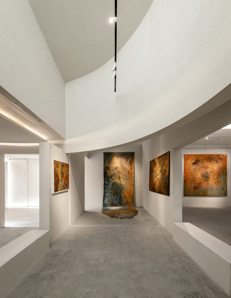 TAA gallery / thiết kế: TAA design - Ashui.com