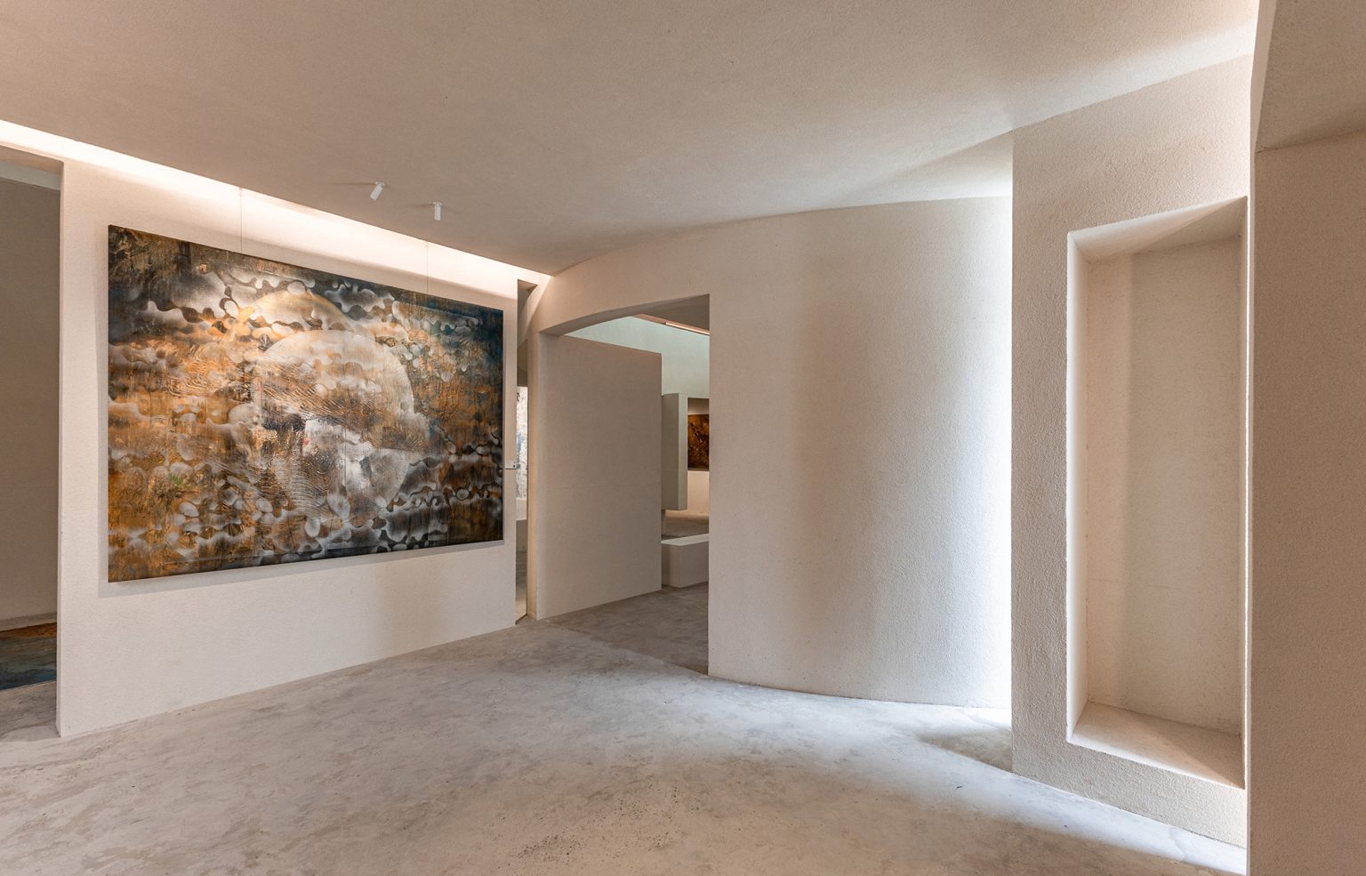 TAA gallery / thiết kế: TAA design - Ashui.com