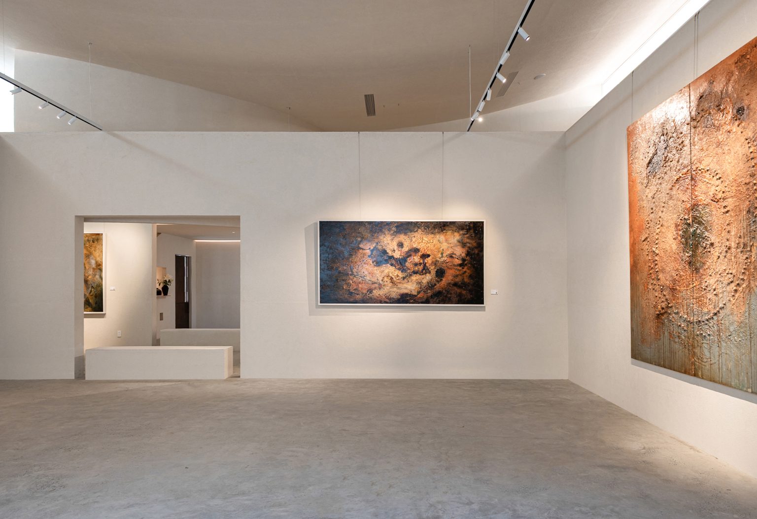 TAA gallery / thiết kế: TAA design - Ashui.com