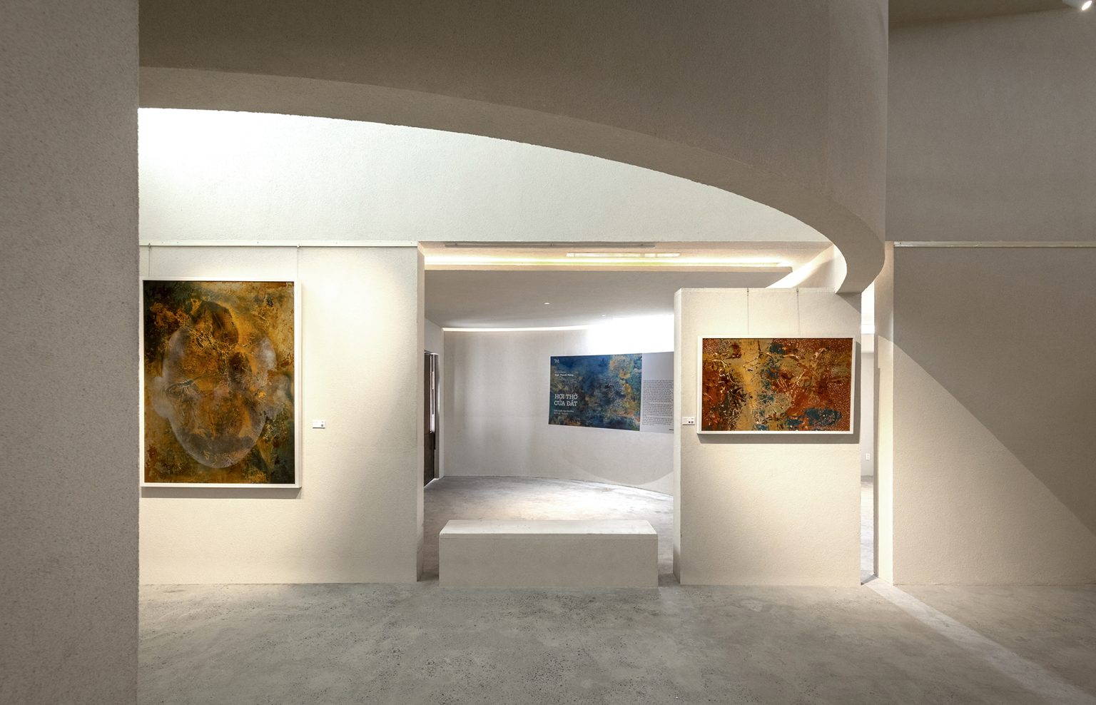 TAA gallery / thiết kế: TAA design - Ashui.com