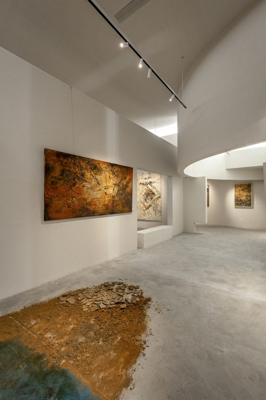 TAA gallery / thiết kế: TAA design - Ashui.com